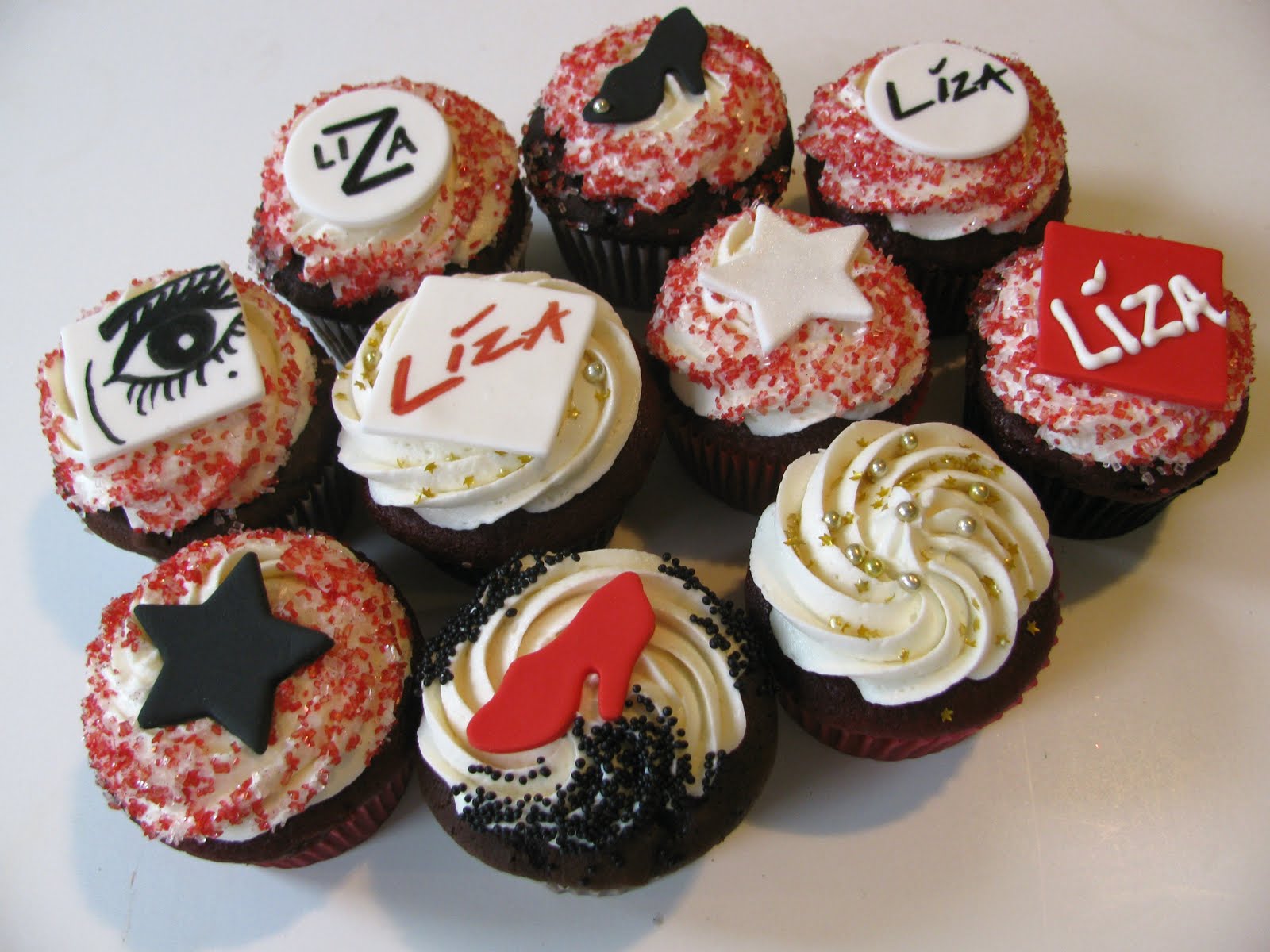 MAN BAKES CAKE: Liza Minnelli's Birthday Cake (and cupcakes).