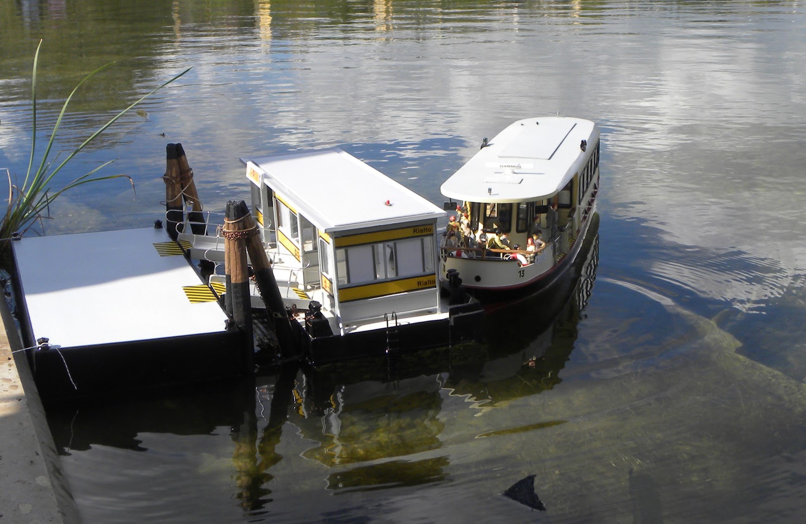 MODELLISMO NAVALE RC MODEL BOATS : Imbarcadero Rialto in acqua