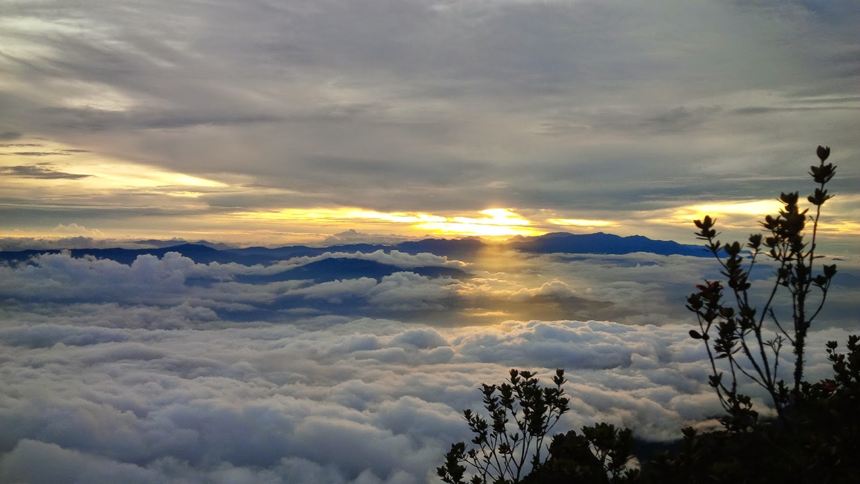 "GAYO NEGERI DI ATAS AWAN" BUR NI TELONG Adalah gunung berapi yang ...