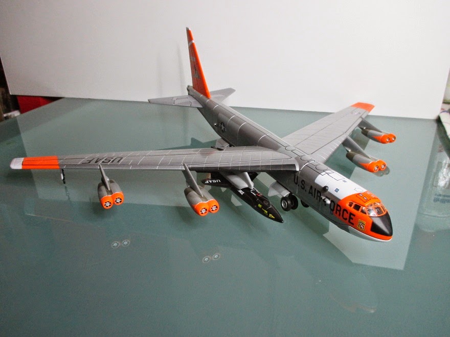1/144 airbattle: 1/144 Boeing B-52 + North American X-15 - by Corgi