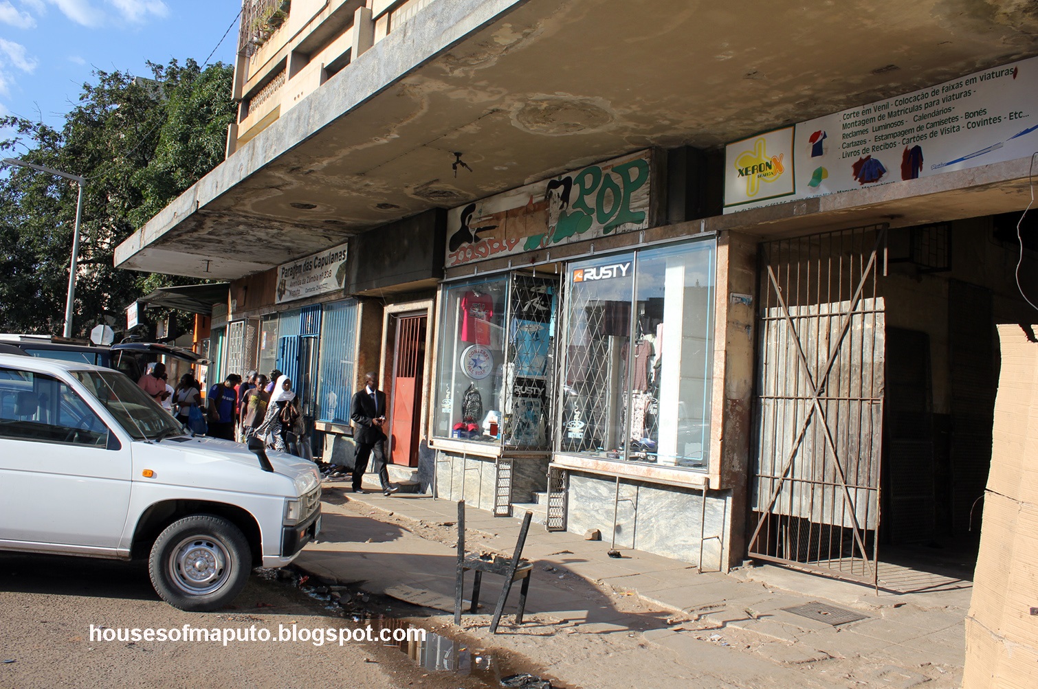 Lojas e cervejarias no Alto-Maé perto do antigo Largo Albasini, Maputo