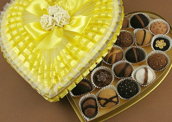 My Paisley World: Frilly, Vintage Heart-Shaped Valentine Candy Boxes