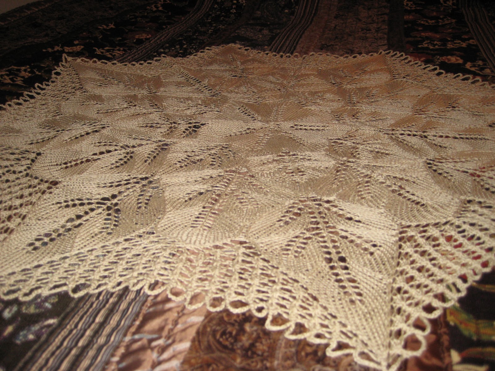 Sweet 'n' Pretty Things: More knitted lace tablecloth goodness