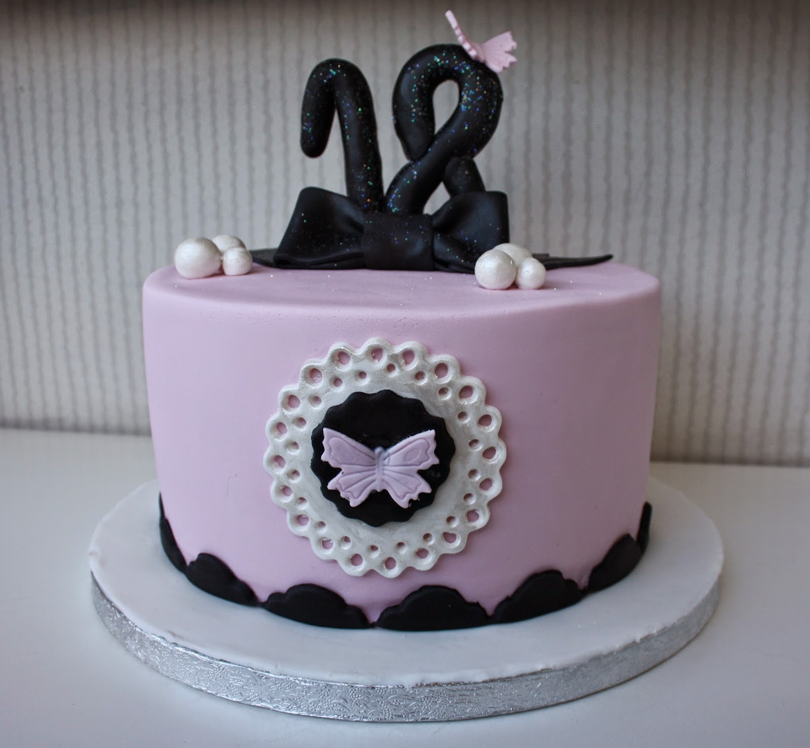 Belen cakes and cookies: Tarta chic para los 18 años de Sara