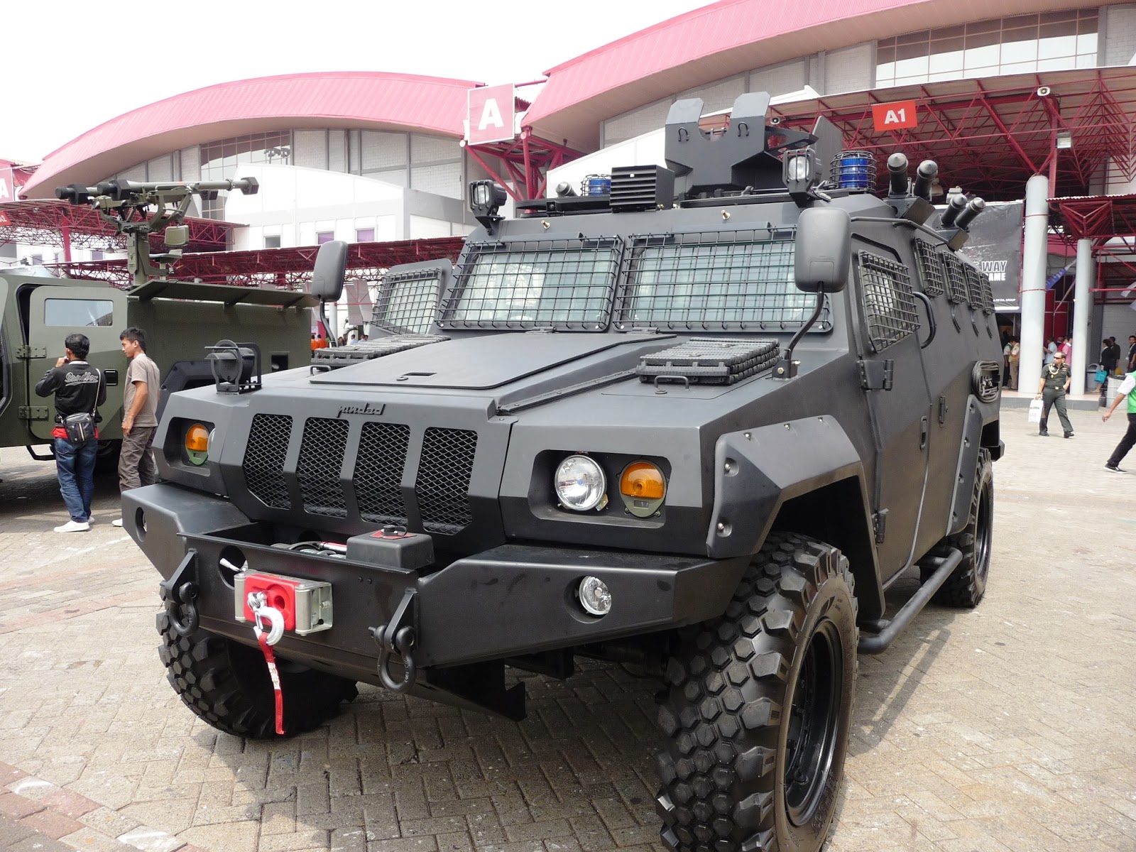 DEFENSE STUDIES: SBY Beri Nama Komodo untuk Kendaraan Taktis Produk Pindad