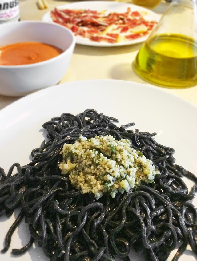 YOLOLOS: PASTA NEGRA Y PASTA ROJA EN EL MENÚ MEDITERRÁNEO