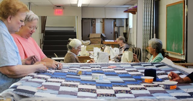 Three Mennonite Quilting Sisters Three Mennonite Quilting Sisters