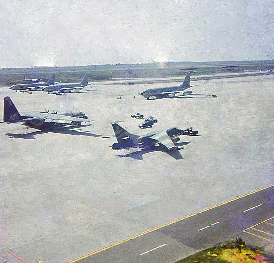 Taipei Air Station: CCK Photos from the Control Tower