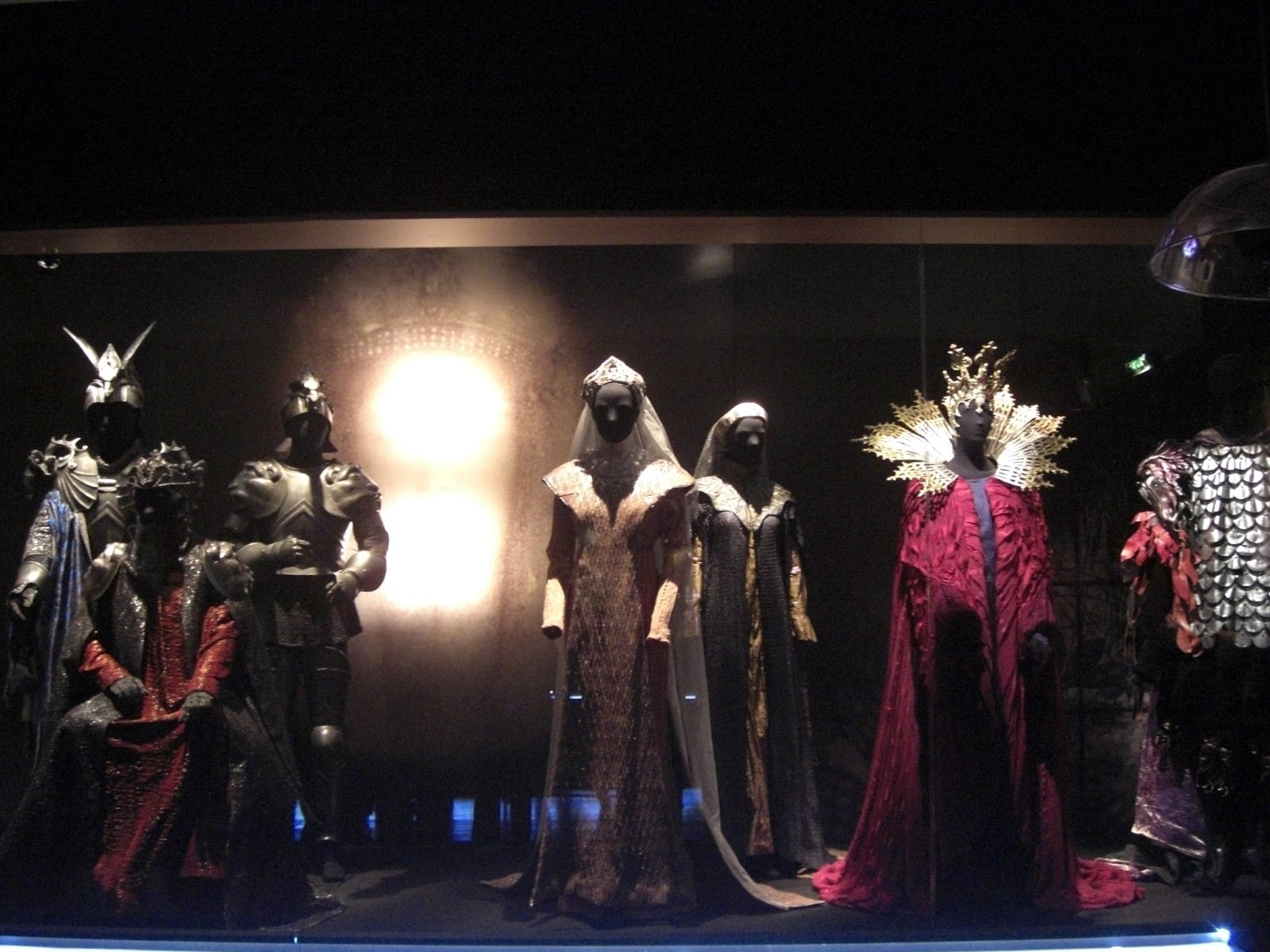 Daniel Ogier le décorateur: COSTUMER LE POUVOIR opéra et cinéma