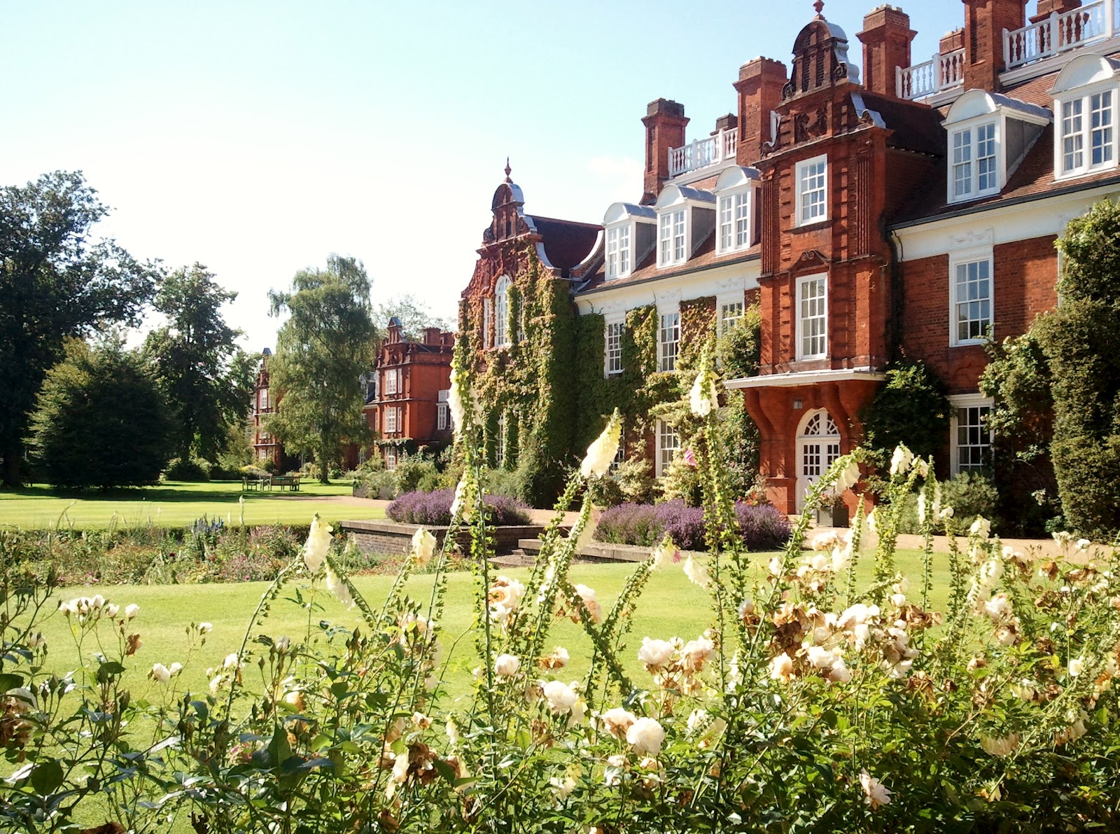 Cambridge Library Group: Garden Party at Newnham College
