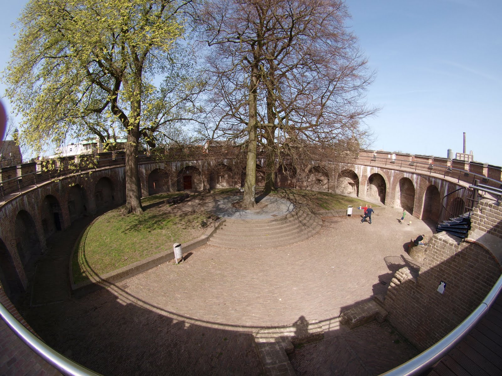 'ZIEN EN WETEN': DE BURCHT VAN LEIDEN.