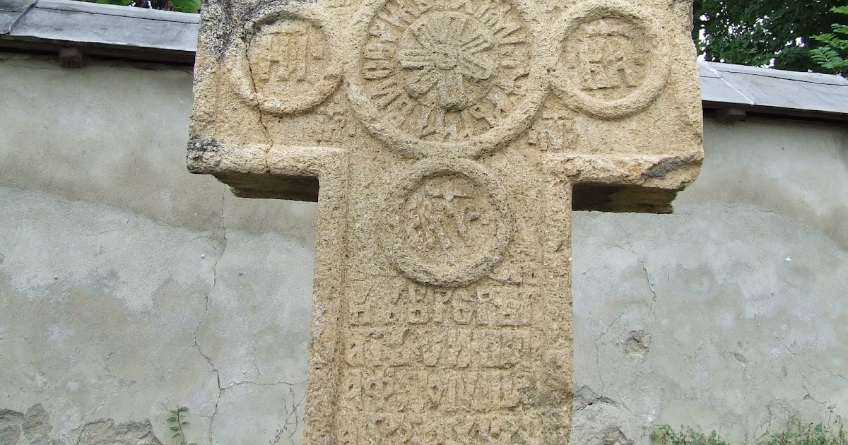 Timp liber: Cruci din piatra cu inscriptii chirilice