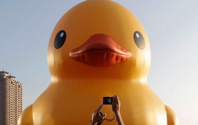 The Yellow Party News: Inflatable Duck Explodes in Taiwan