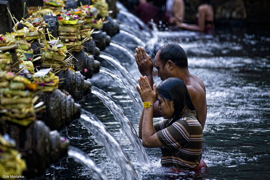 Pengertian Melukat dan Asal Usulnya - Hindu Alukta