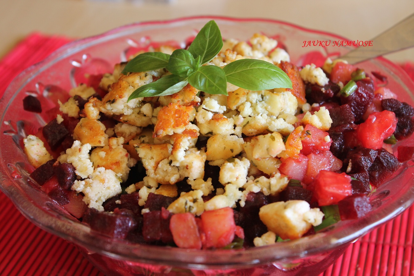 Jauku namuose: Burokėlių mišrainė su keptu varškės sūriu