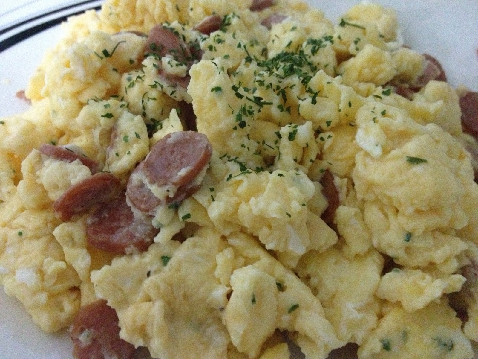 La cocina según Ereaga: Huevos revueltos con queso y salchichas