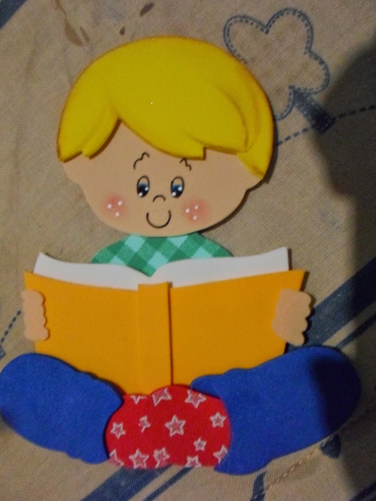 Moldes - Menino e Menina lendo em EVA - SÓ ESCOLA Moldes - Menino e Menina lendo em EVA - SÓ ESCOLA