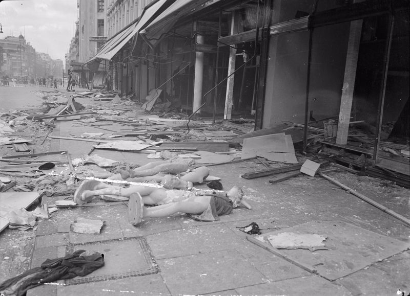 15 Powerful Black and White Photos of London During the Blitz ~ Vintage ...