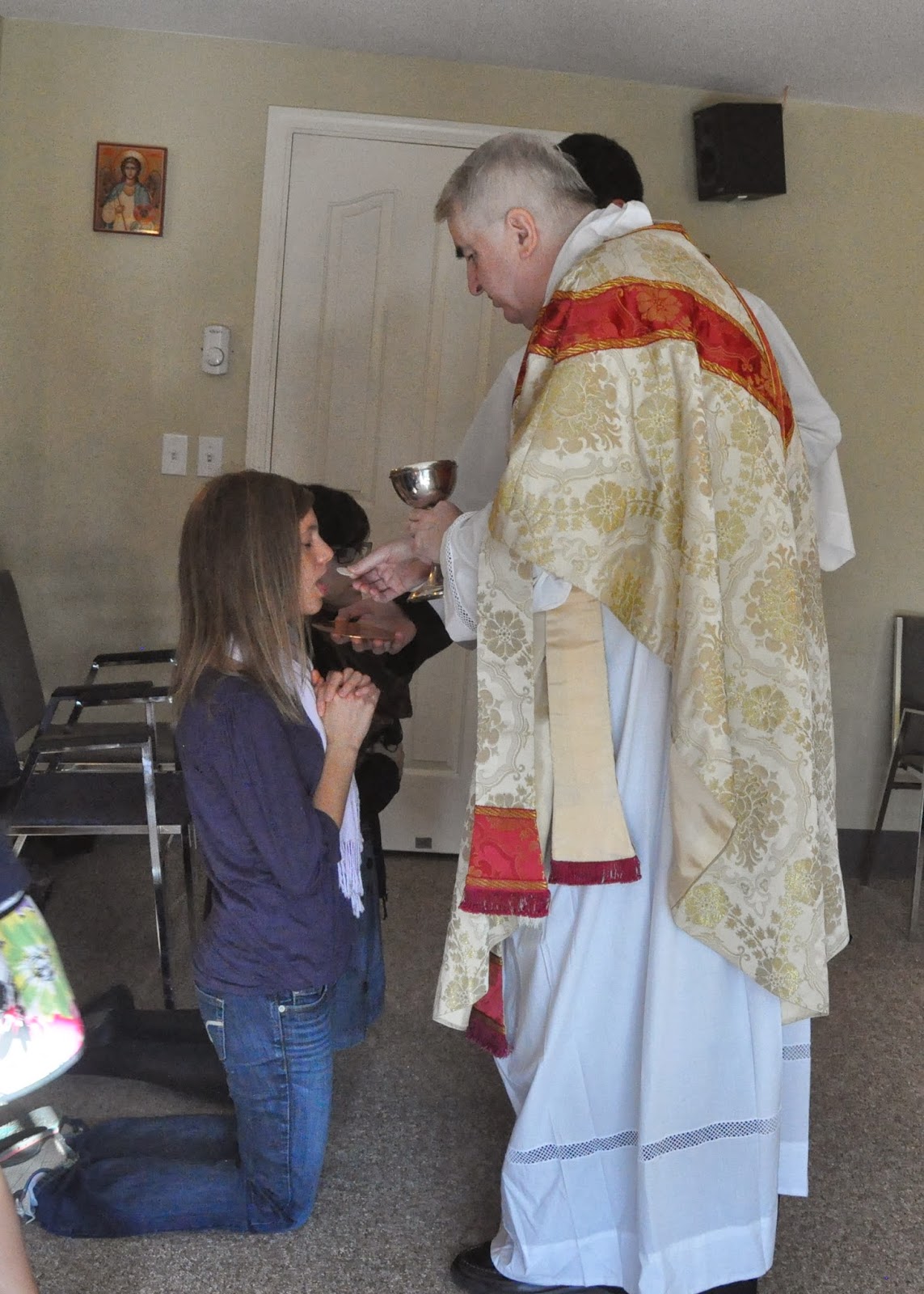 Orbis Catholicus Secundus: Kneeling for Holy Communion