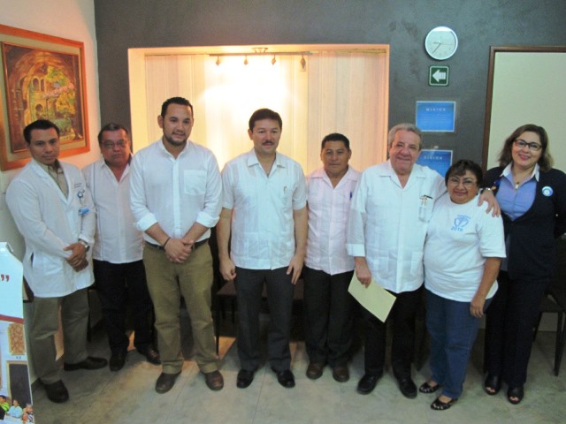 Reconocen a trabajadores del Centro Médico de las Américas