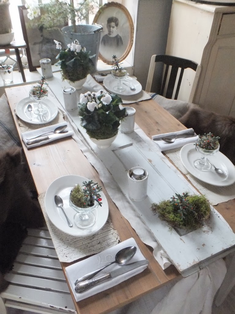 Pin von Suzana Schreiner auf Gedeckter Tisch | Alte möbel, Wohnen und ...