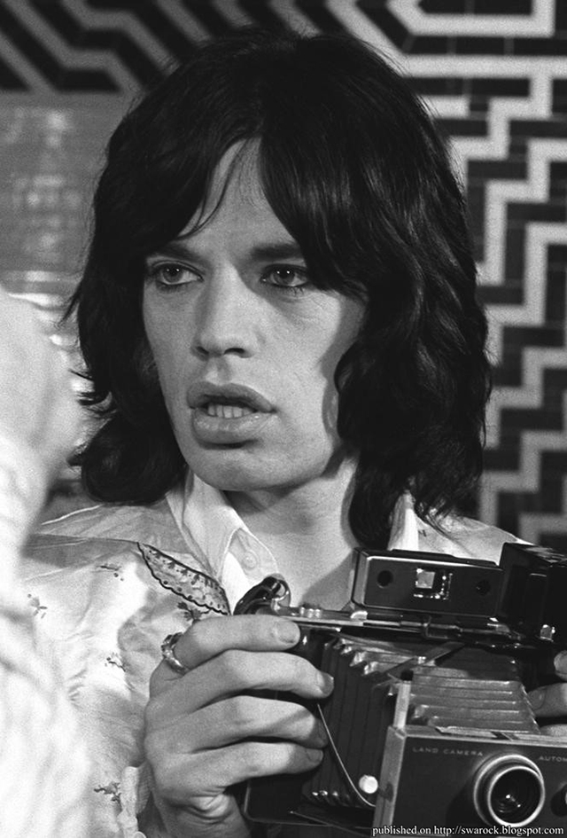 30 Amazing Vintage Photos of Celebrities Posing With Their Cameras ...