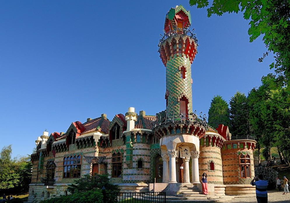 Angélica Italia: Antoni Gaudí -- El Capricho