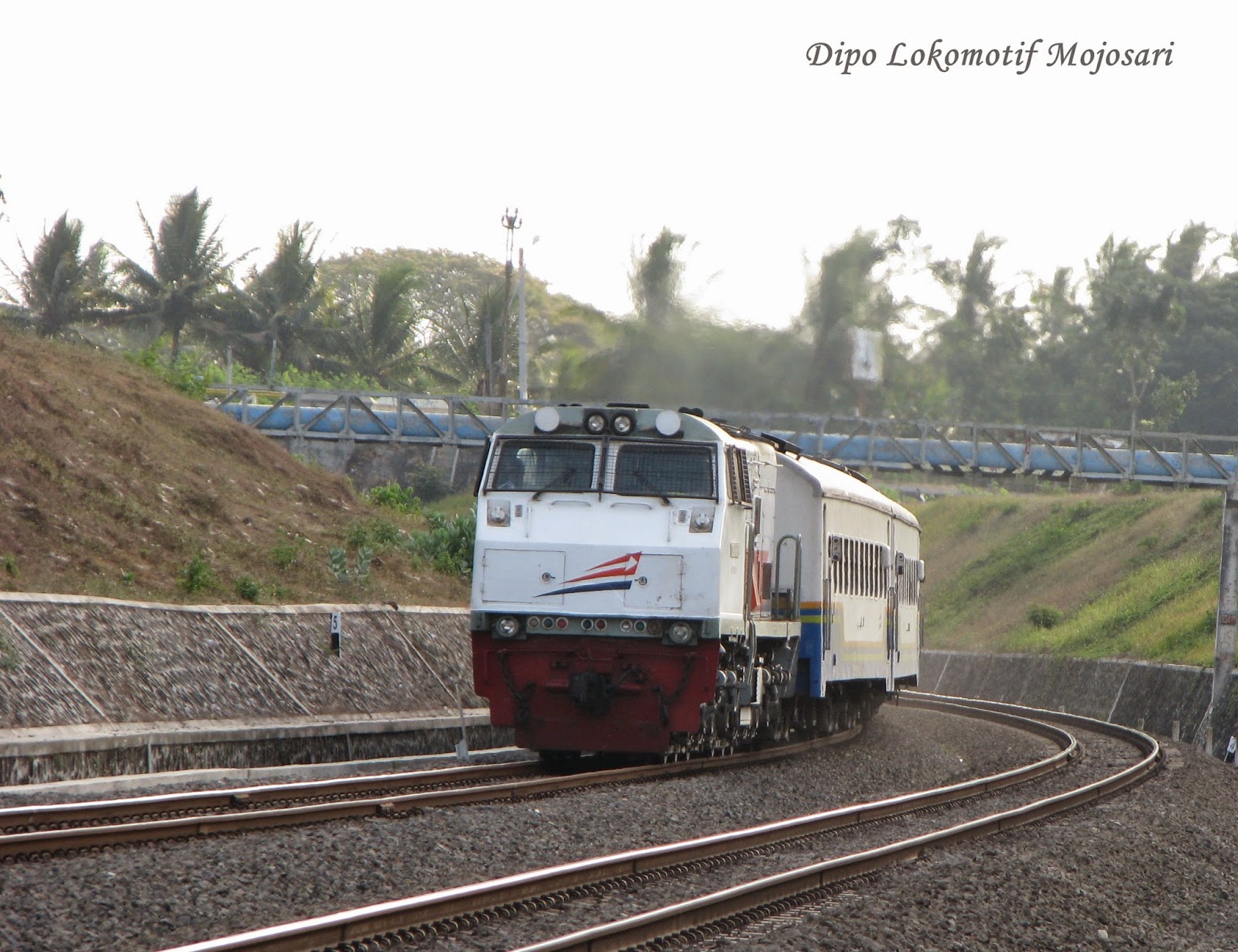 Kereta Api Indonesia: Rangkaian KA Fajar Utama Yogyakarta Melintas di ...