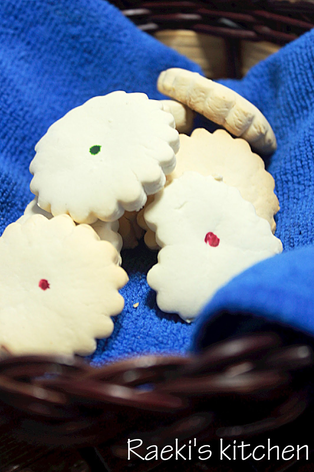 Raeki's Kitchen: Tapioca cookie (Kuih Bangkit)