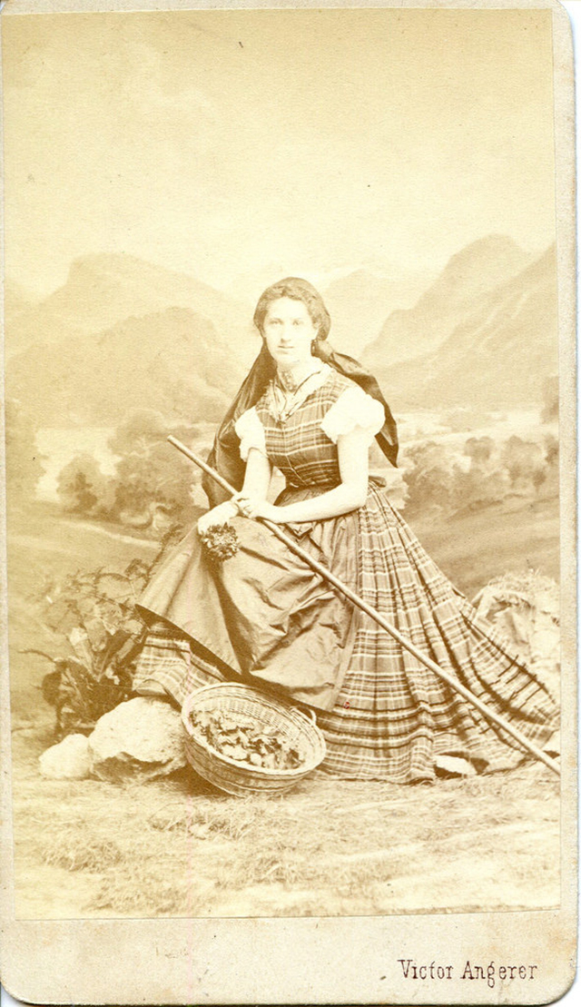 30 Fascinating Vintage Studio Portraits of Viennese Women from the ...