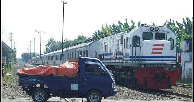 Cara mengatasi mobil mogok saat di perlintasan kereta api: MOBIL VS ...