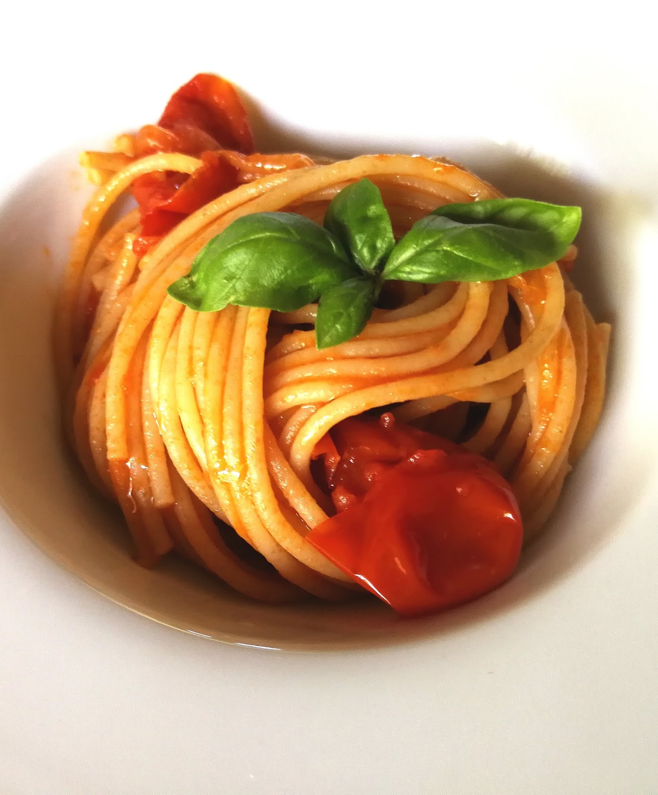 In cucina con Lorella: SPAGHETTI AL POMODORO...MAI BANALI!