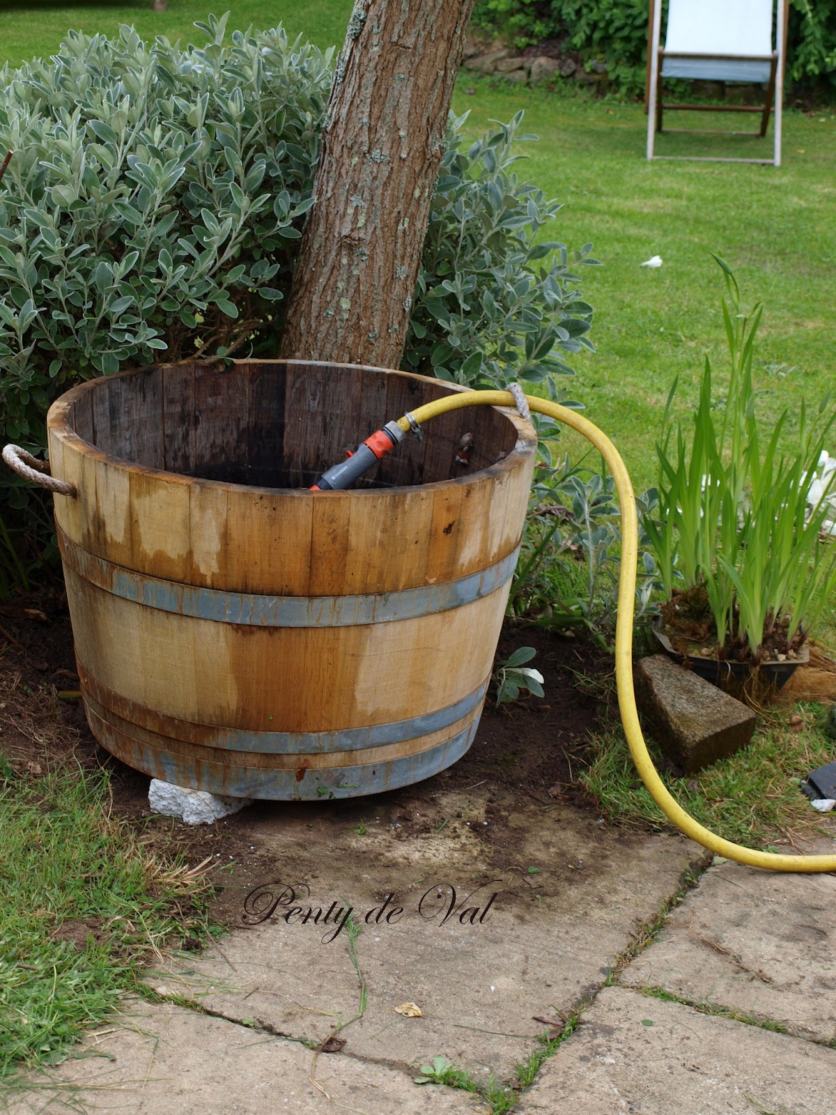 Penty de Val: Un mini bassin tonneau dans le jardin...