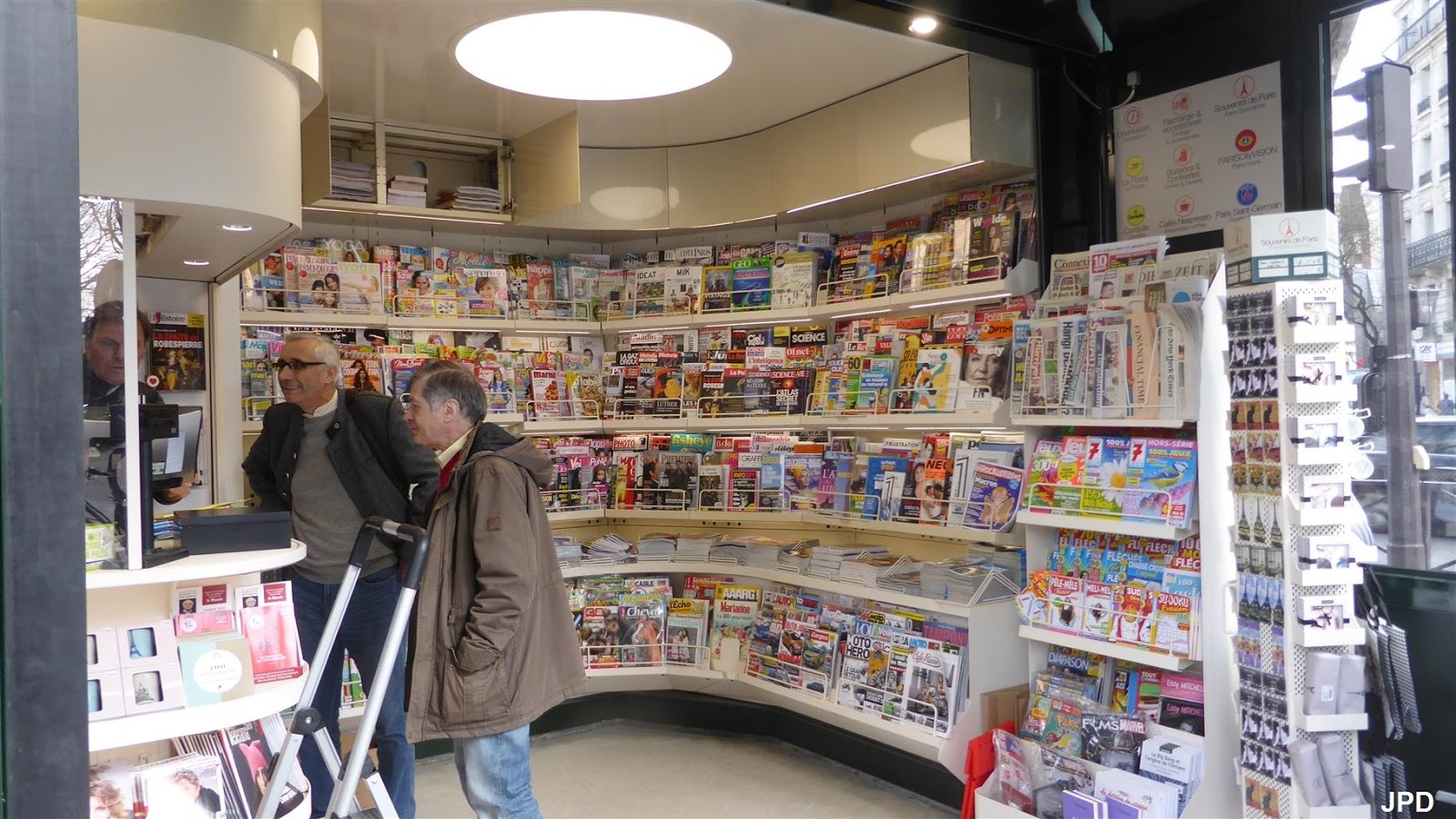 Paris-bise-art : Kiosque à journaux
