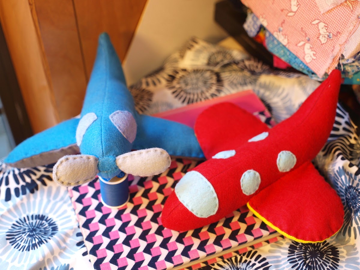 KnitOwl: Felt airplanes ready to zoom off