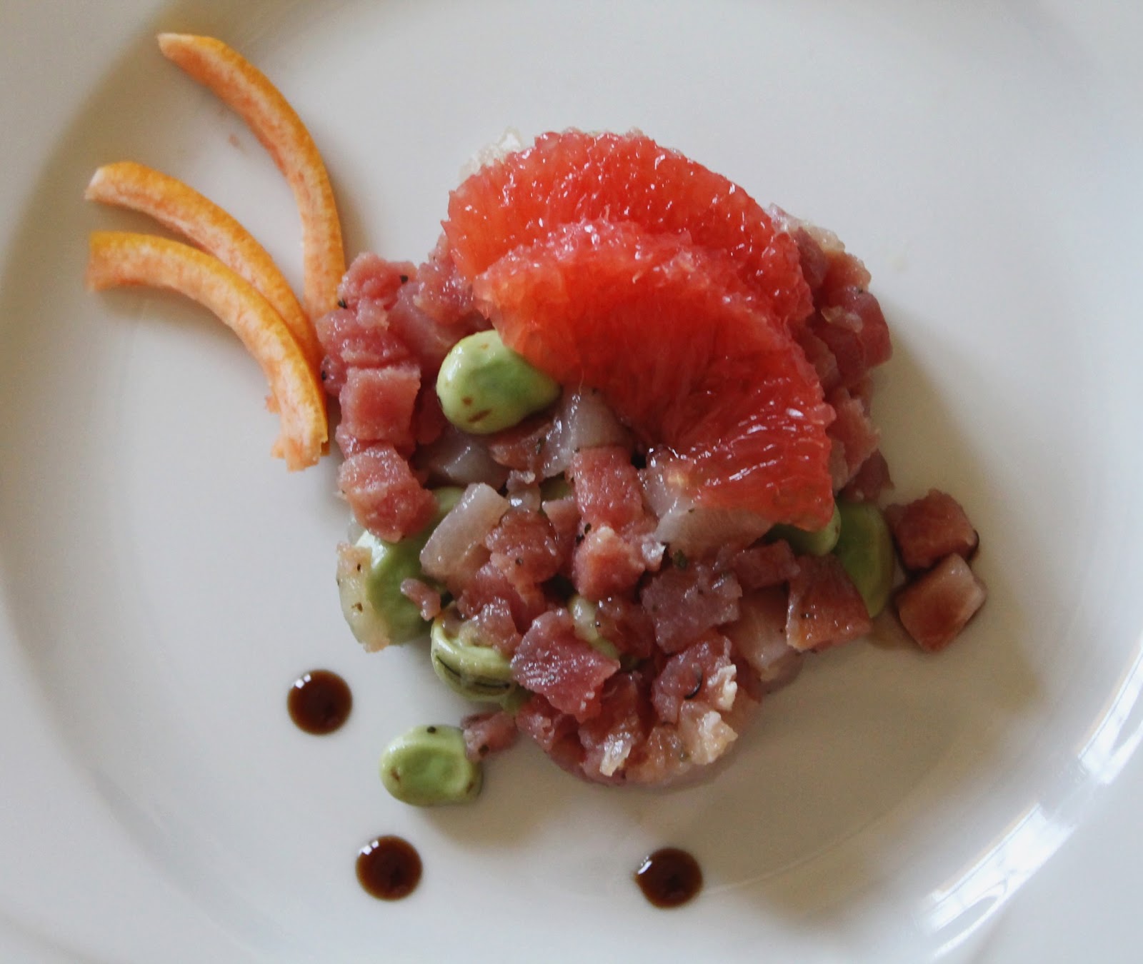 sweet&sour: Tartare di tonno, fave e pompelmo rosa