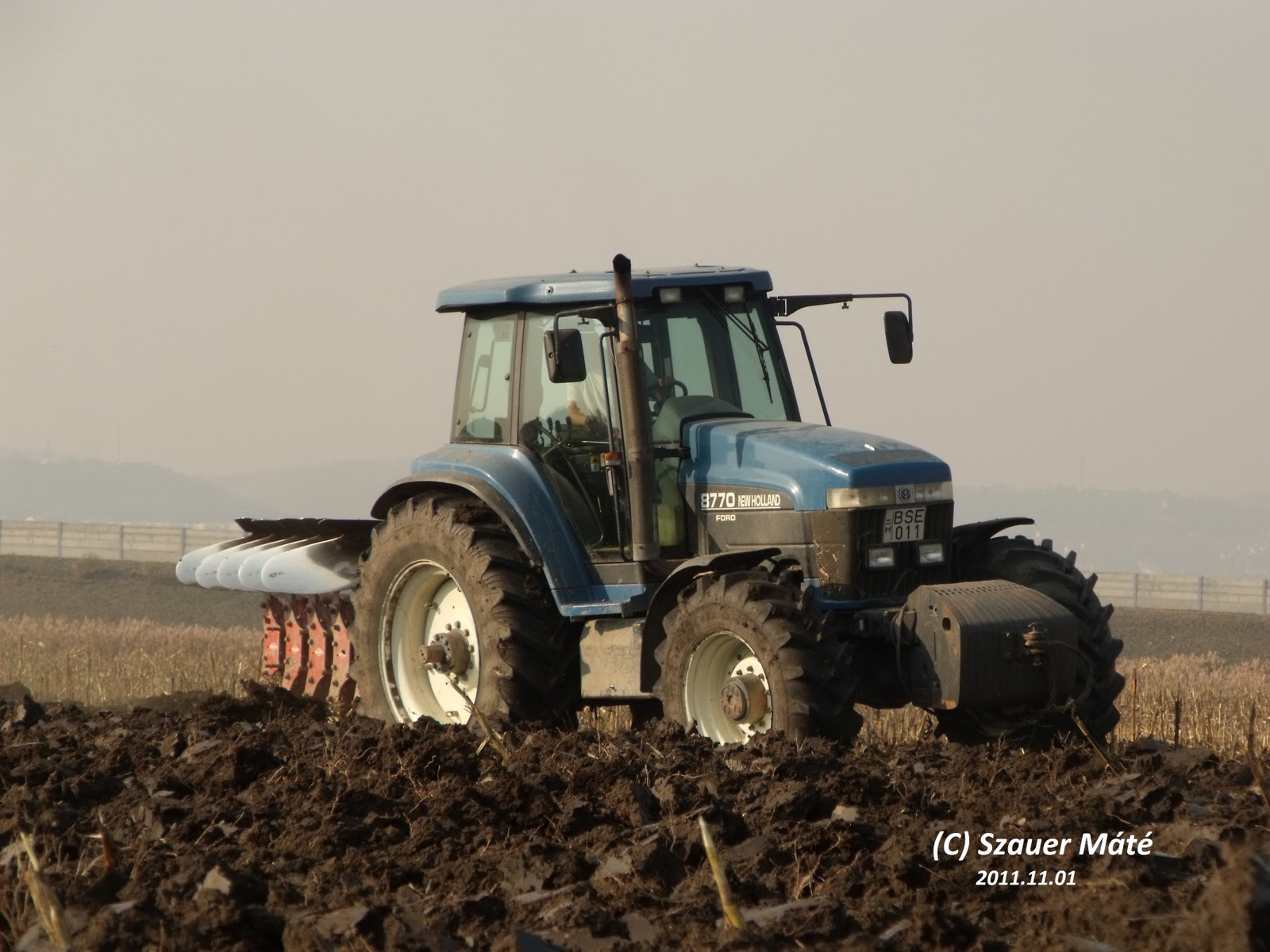 ..Mezőgépek..: Szántás New Holland-Ford 8770+Kuhn