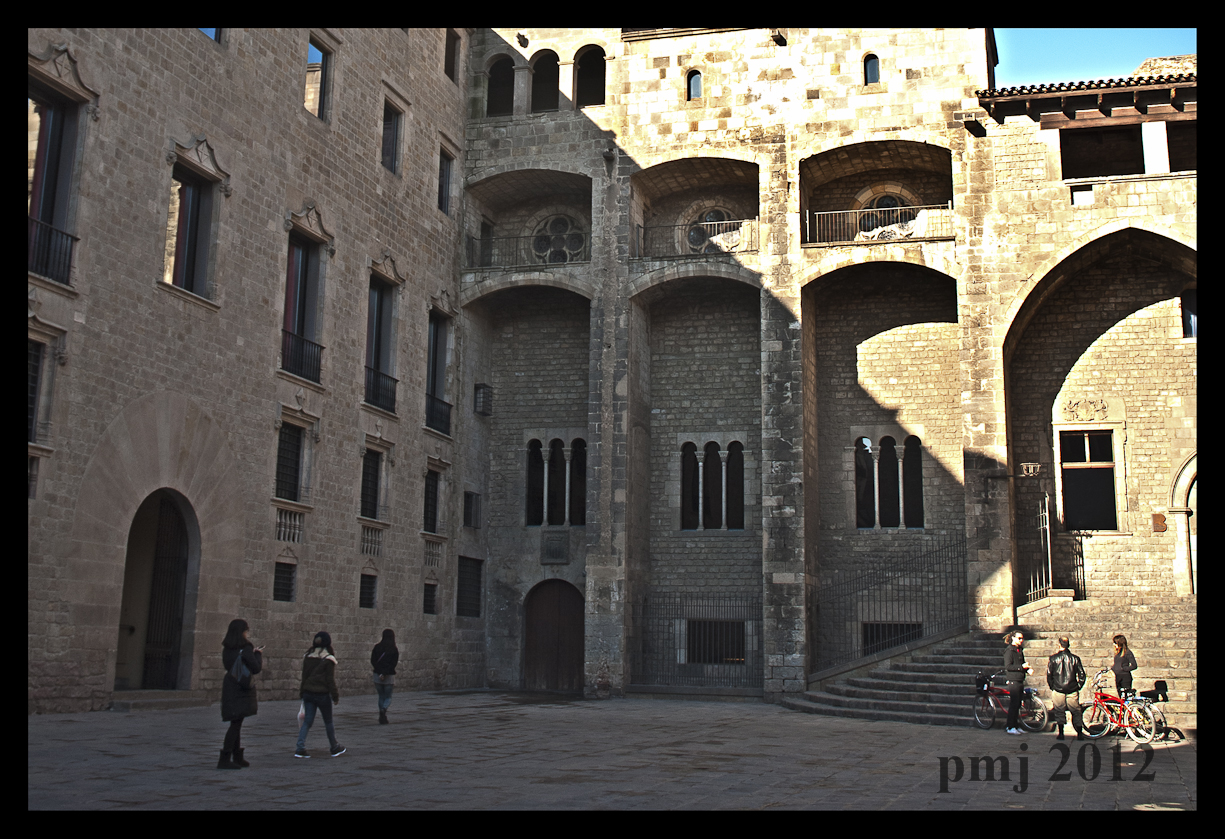a intervalos: La plaza del Rey en Barcelona
