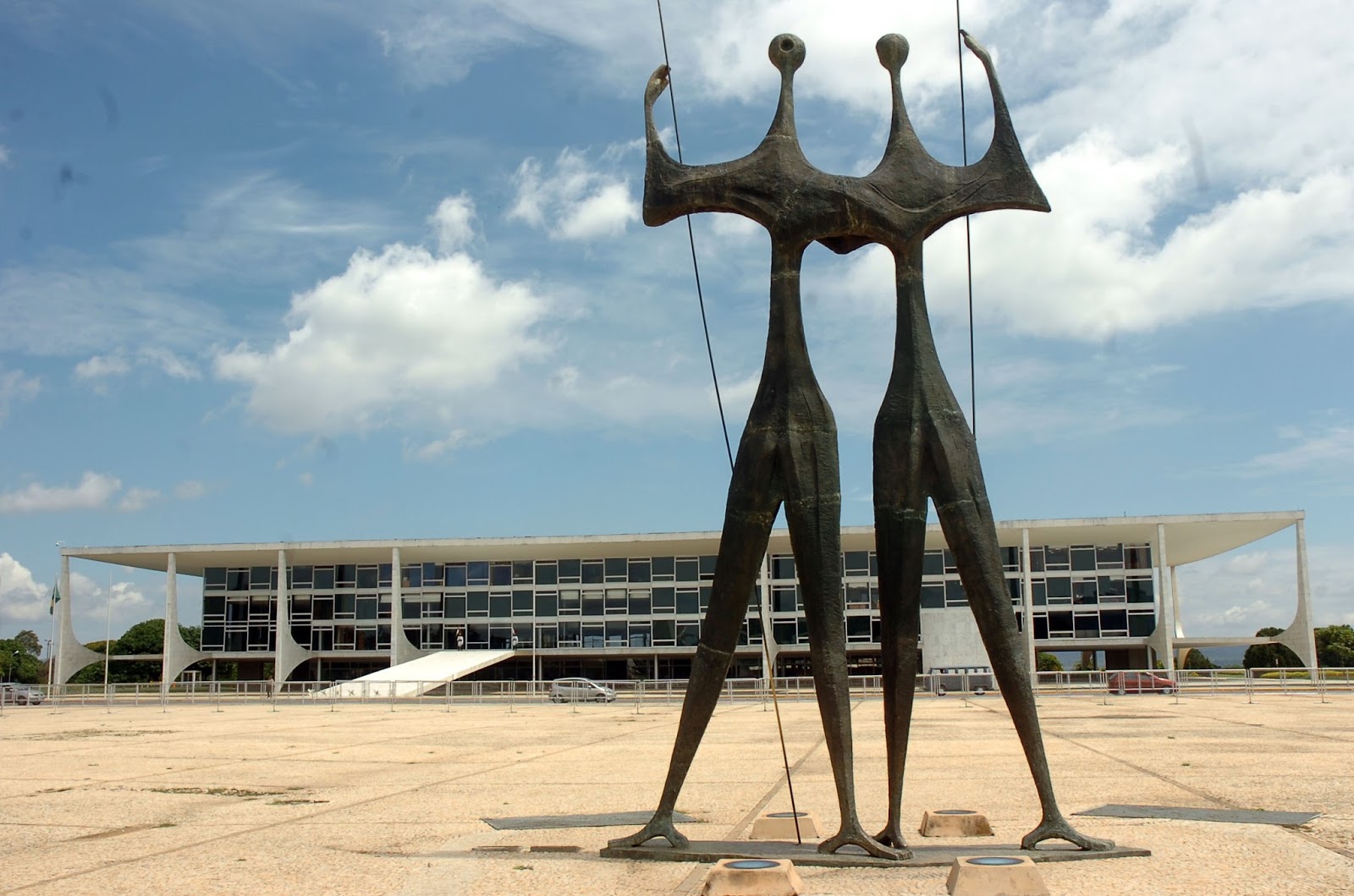 Monumento em homenagem aos Candangos, trabalhadores que construíram ...