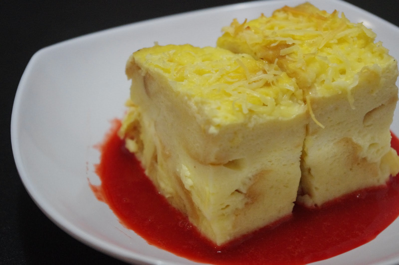 berkreasi di dapur: Puding Roti Keju dengan Saus Strawberry