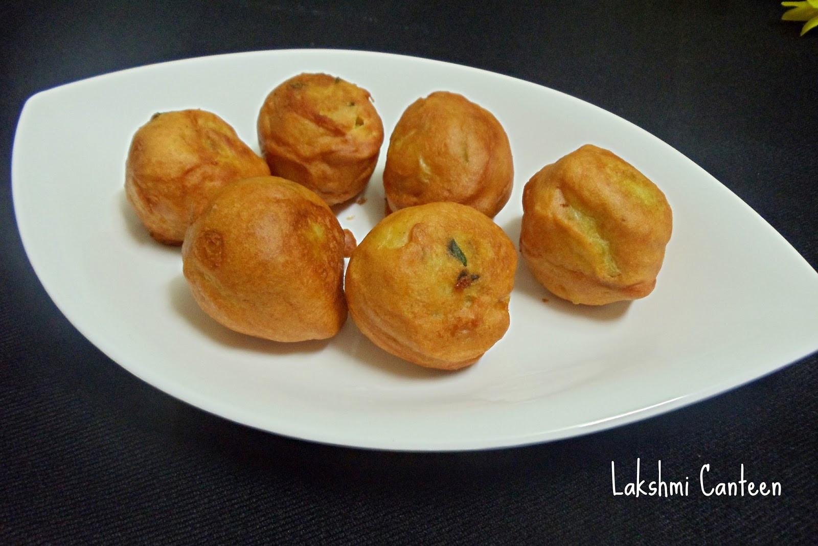 Lakshmi Canteen: Batate Ambado (Potato Fritters)