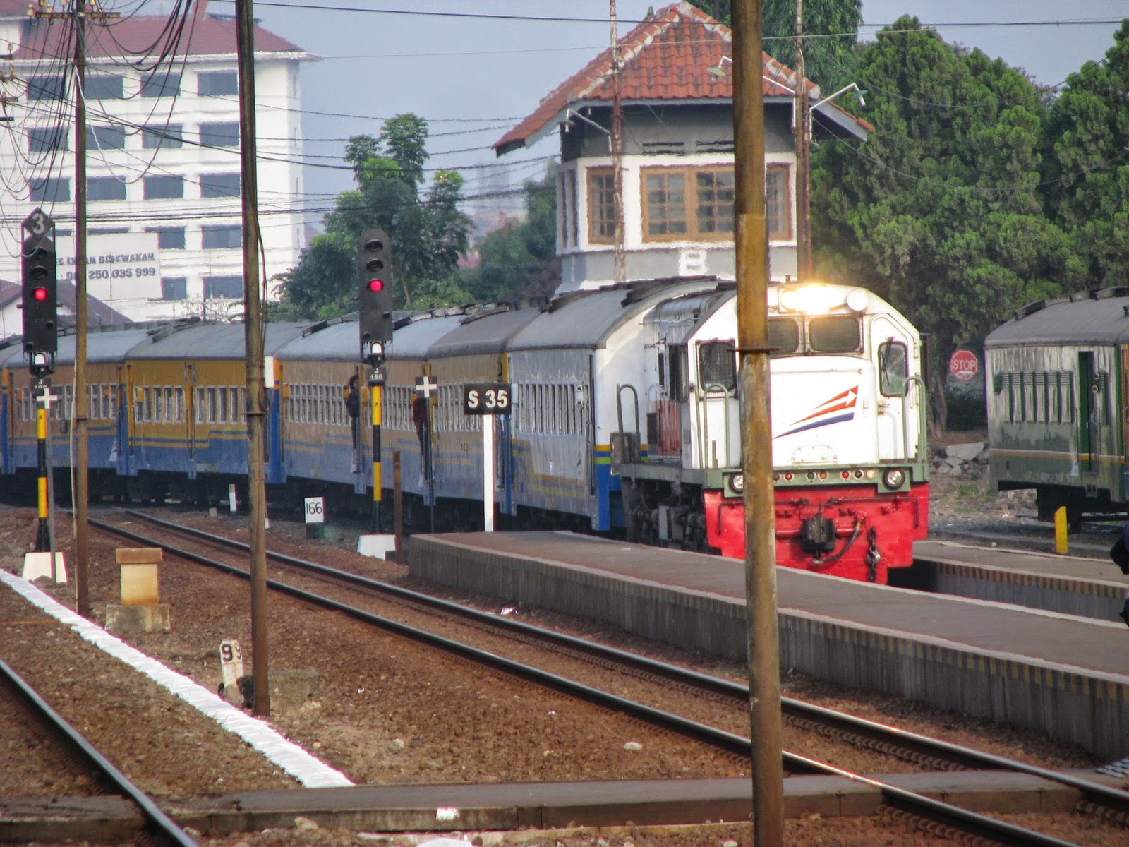 Kereta Api Indonesia: Rangkaian Progo Memasuki Stasiun Besar ...