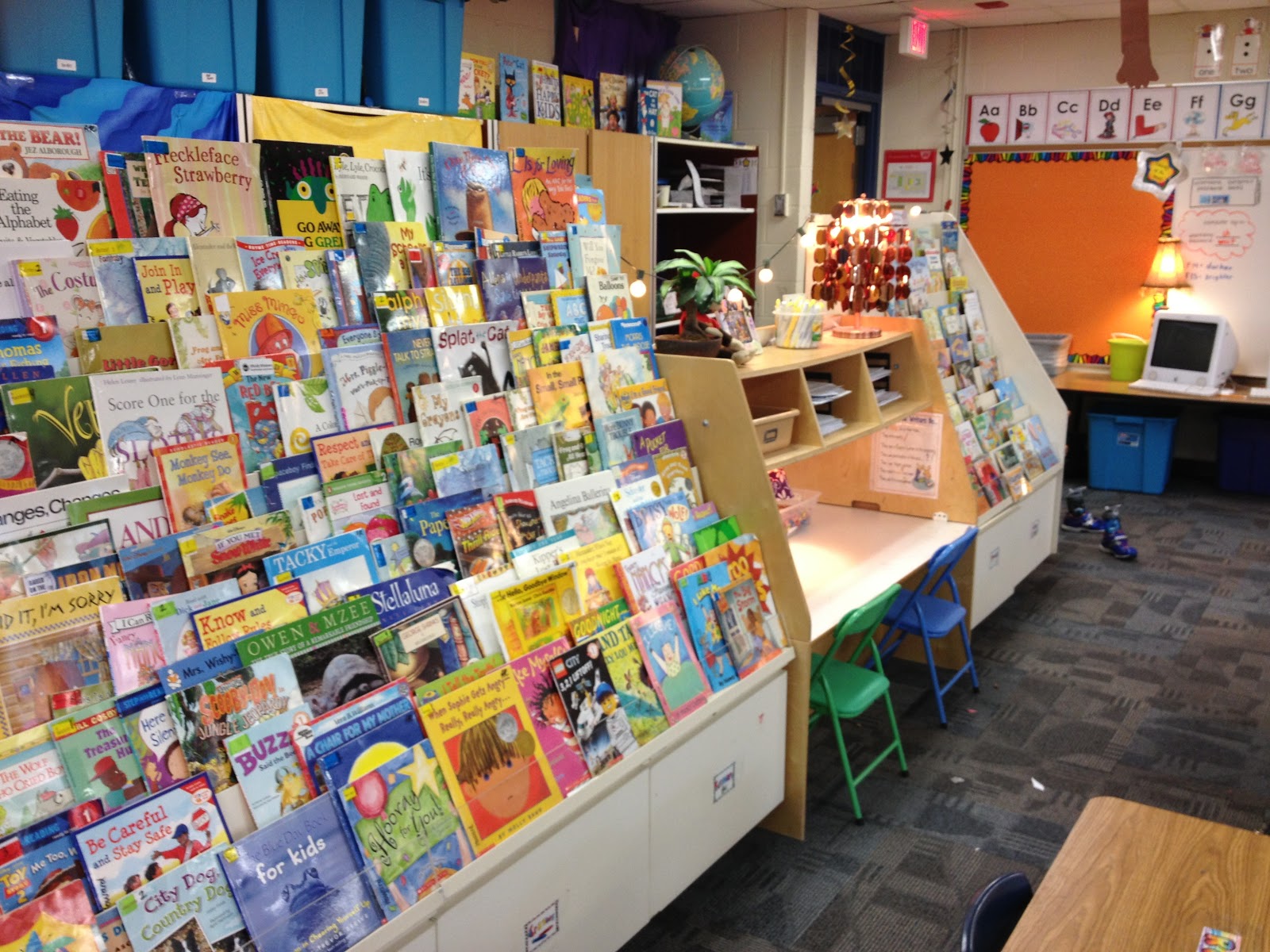 Howywood Kindergarten: Library inspiration... on the cheap and fancy!