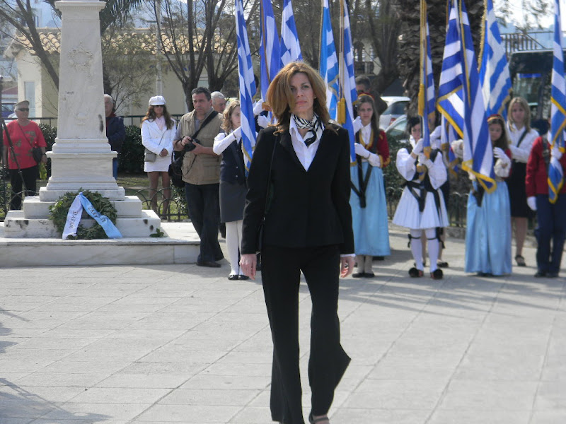 ZantePolClub: ΖΑΚΥΝΘΟΣ:ΚΑΤΑΘΕΣΗ ΣΤΕΦΑΝΩΝ ΕΠΙΣΗΜΩΝ ΣΤΟ ΜΝΗΜΕΙΟ ΗΡΩΩΝ ΦΩΤΟ