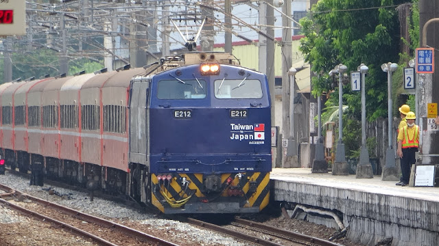 Blair's 鐵道攝影: 台日友誼號 E212電力機車 聯邦銀行賴點卡廣告車