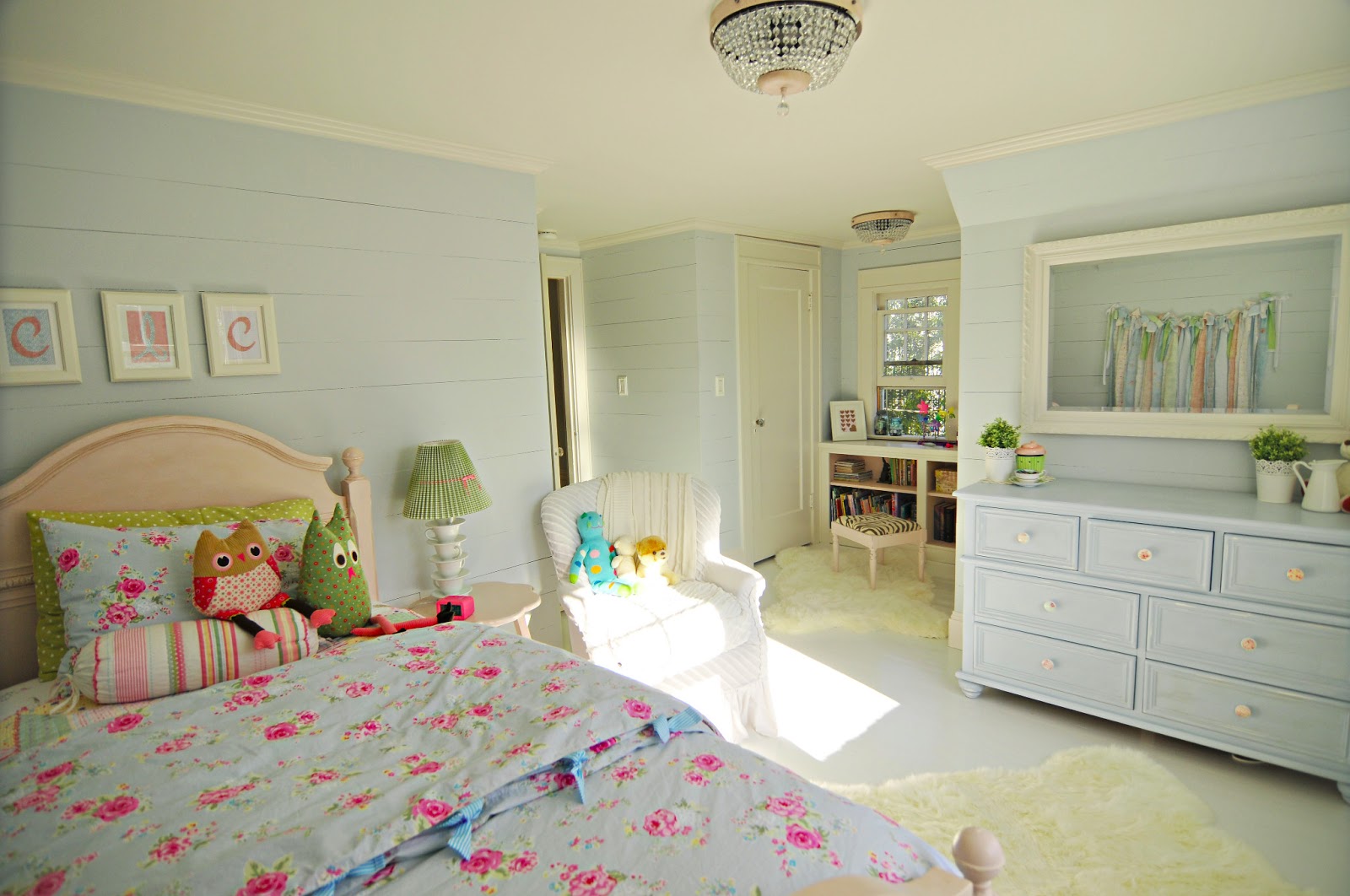 PERFECTLY cottage! Very sweet. | Girls bedroom makeover, Remodel ...
