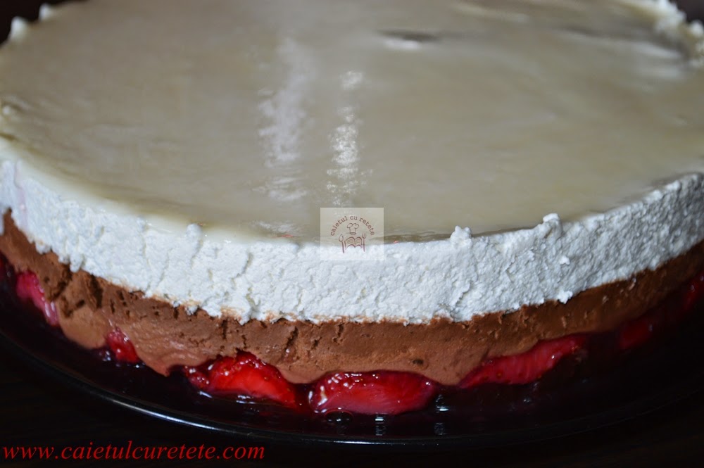 Tort cu mousse de ciocolata si capsuni - CAIETUL CU RETETE