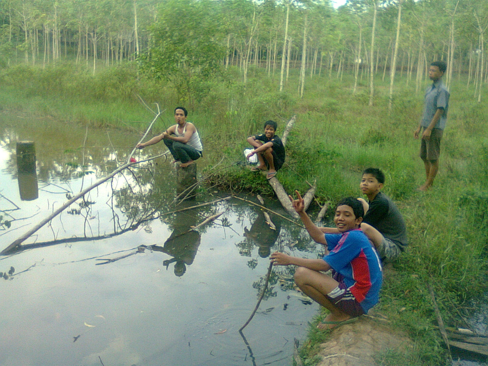 5 Pemuda Sedang Mancing Di Kali - Lampung | Fotografer Amatiran