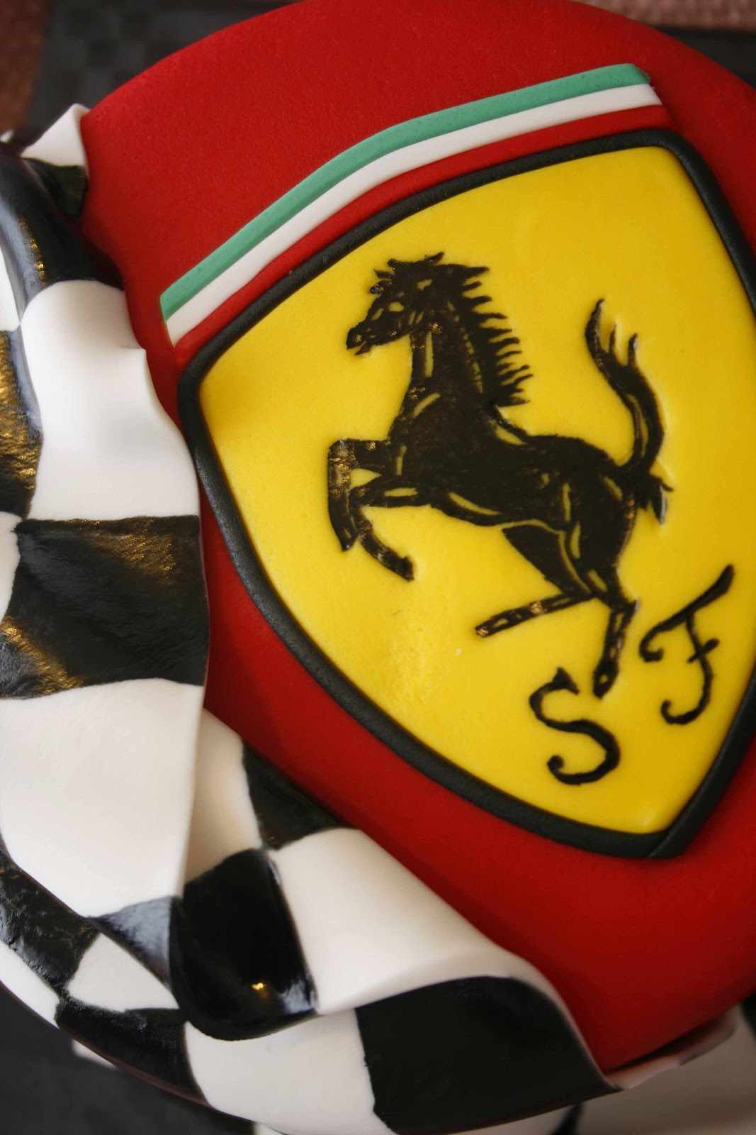 Mary Grace Cups & Cakes: PASTEL DE LA SCUDERIA FERRARI