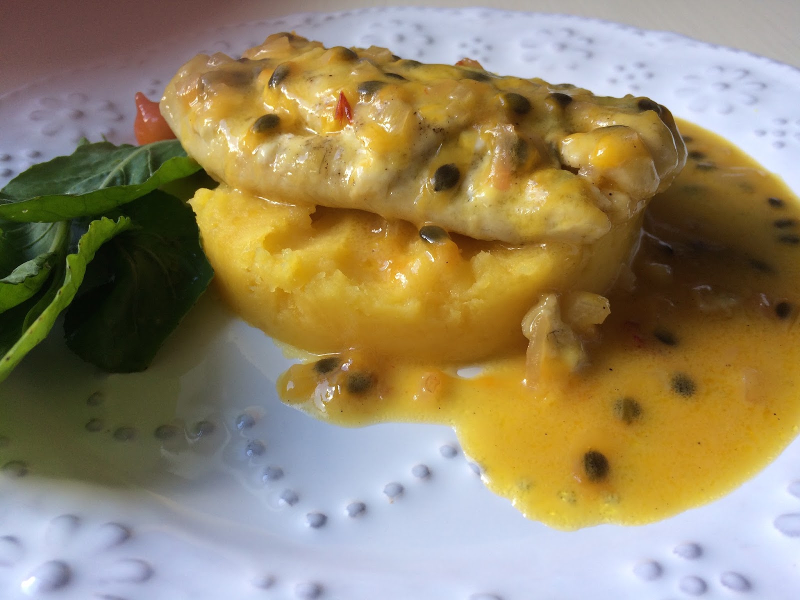 Comidas & Rumos: FILÉ DE ROBALO COM MOLHO DE MARACUJÁ E PURÊ DE BAROA